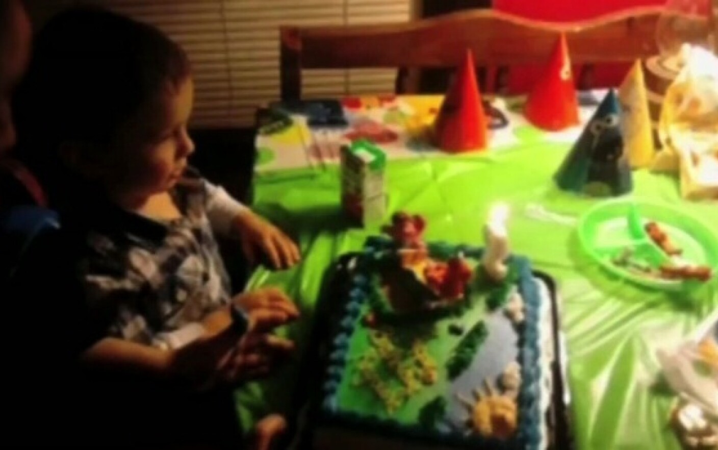 Ce a gasit un barbat intr-un tort aniversar. "Ne cerem scuze. Ne ...