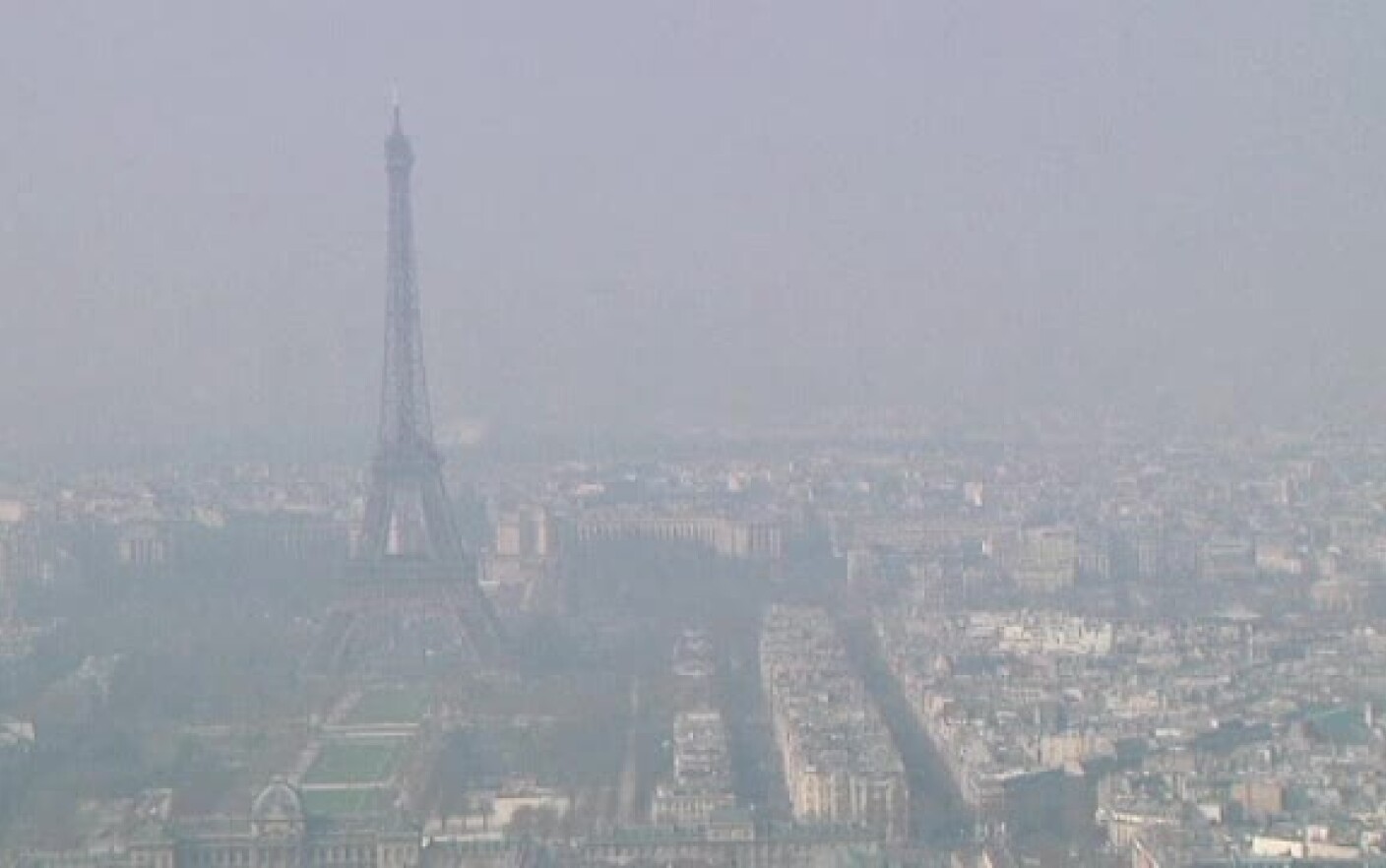 Smogul a pus stapanire si pe Paris. Simbolul orasului, Turnul Eiffel ...