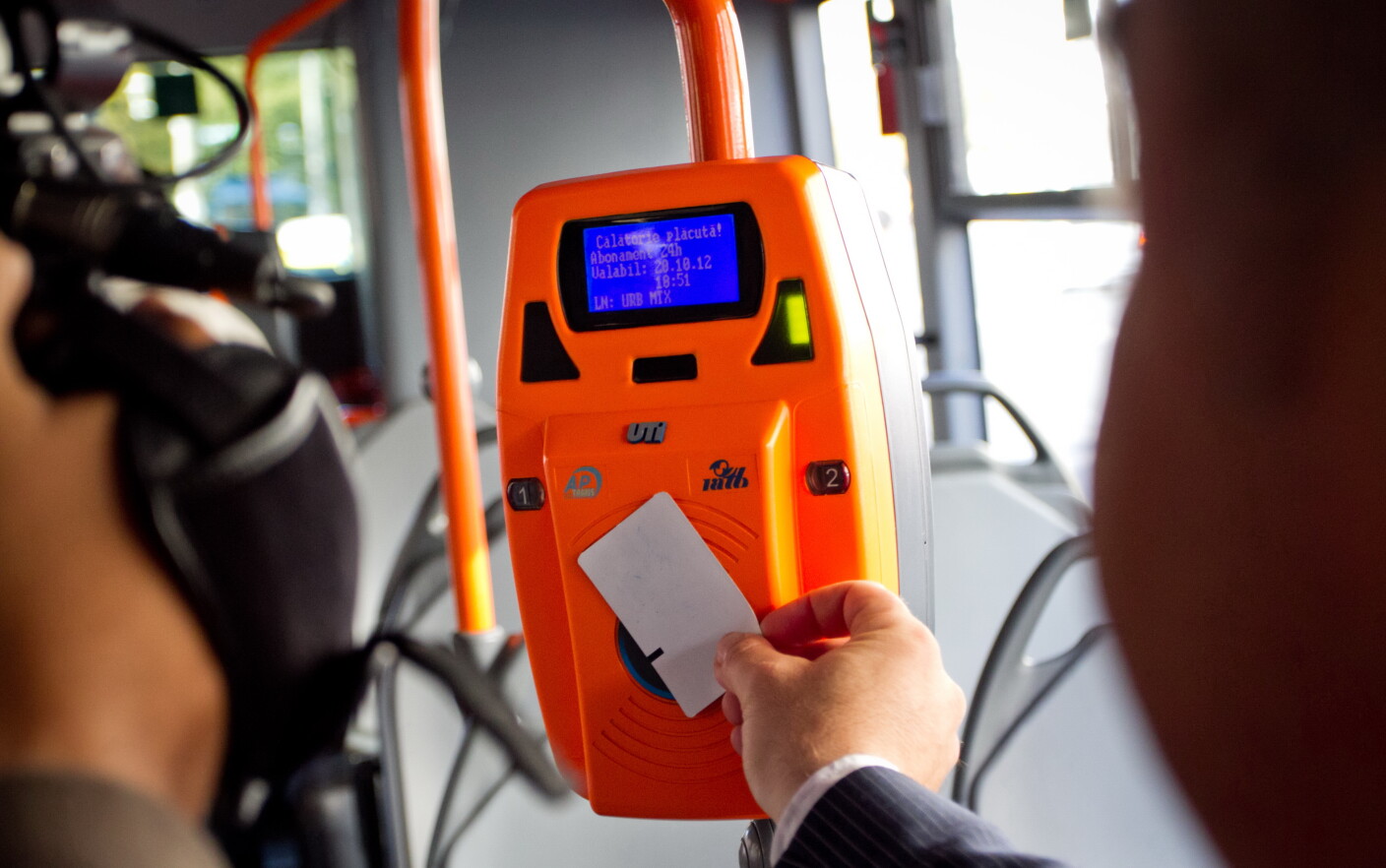 Turiști străini, amendați de controlorii RATB. ”Suntem furați la 10 ...