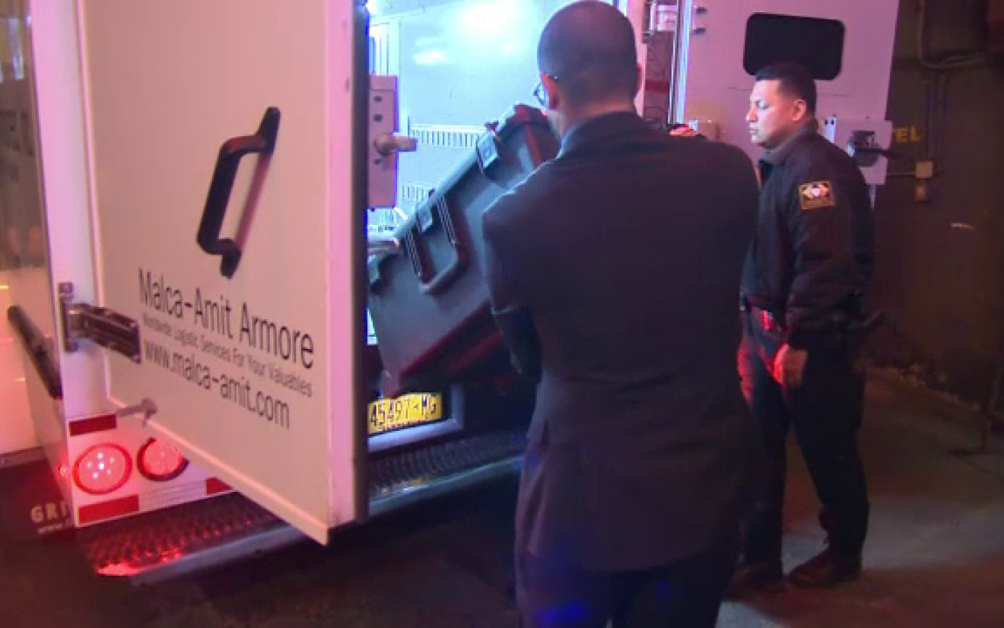 O cutie, pazita cu strictete de masini blindate si zeci de agenti ...