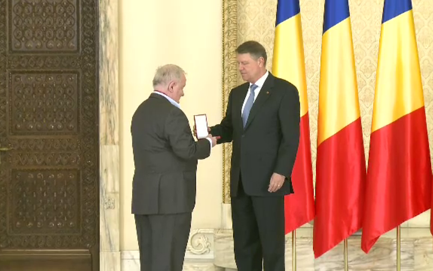 Cristian Topescu a fost decorat de presedintele Klaus Iohannis pentru ...