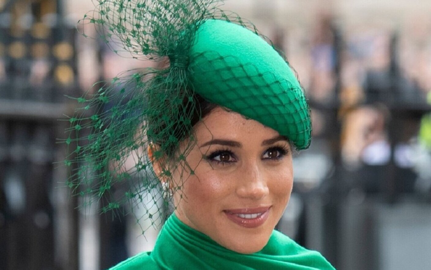 O nouă caricatură controversată în revista Charlie Hebdo. Meghan Markle ...