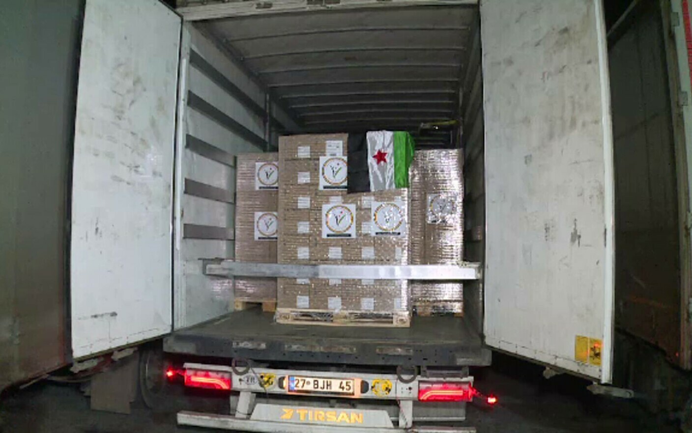 Un camion încărcat cu ajutoare pleacă din România spre nordul Siriei ...