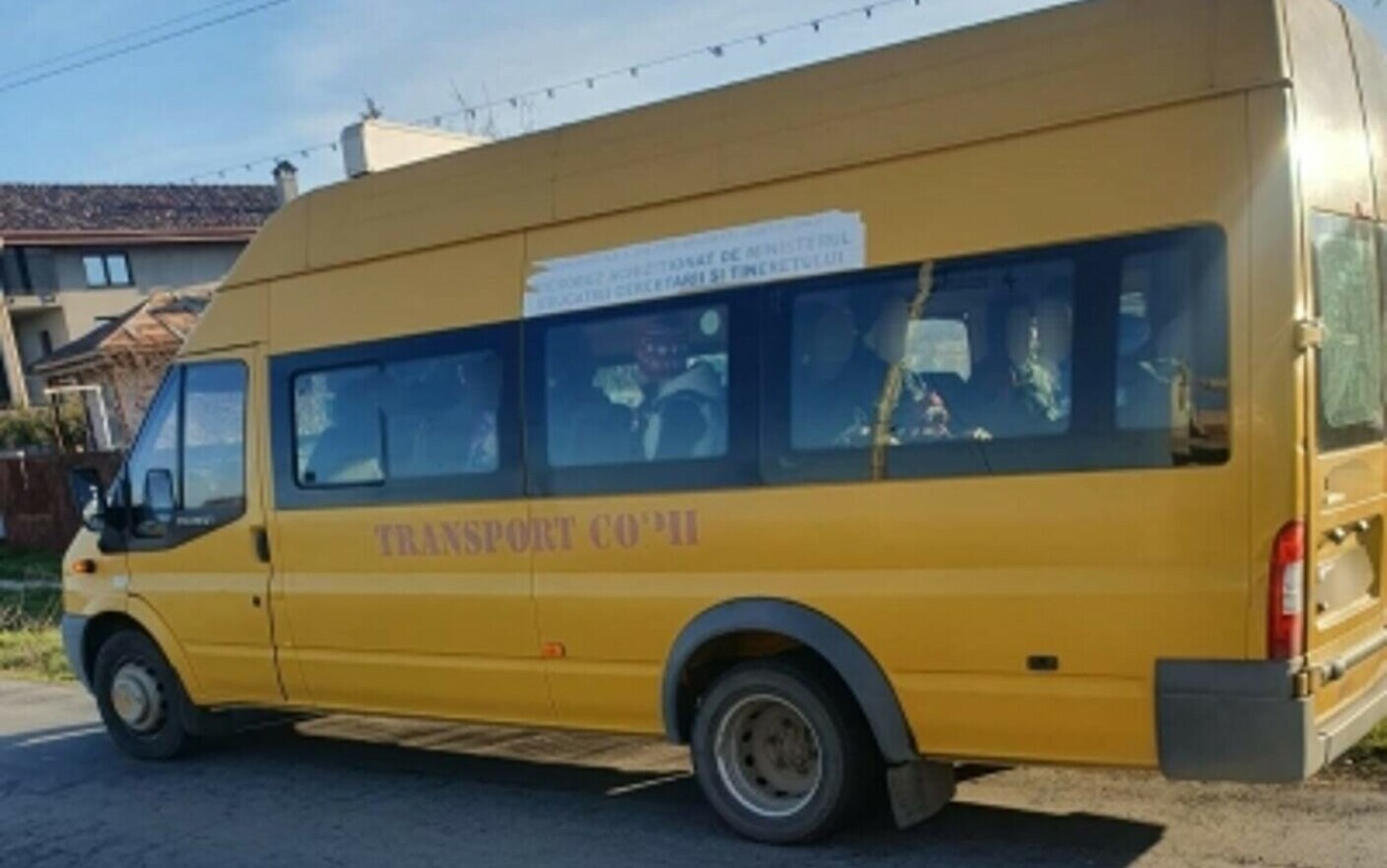 Şoferul unui microbuz şcolar, în care se aflau mai mulţi copii, prins ...