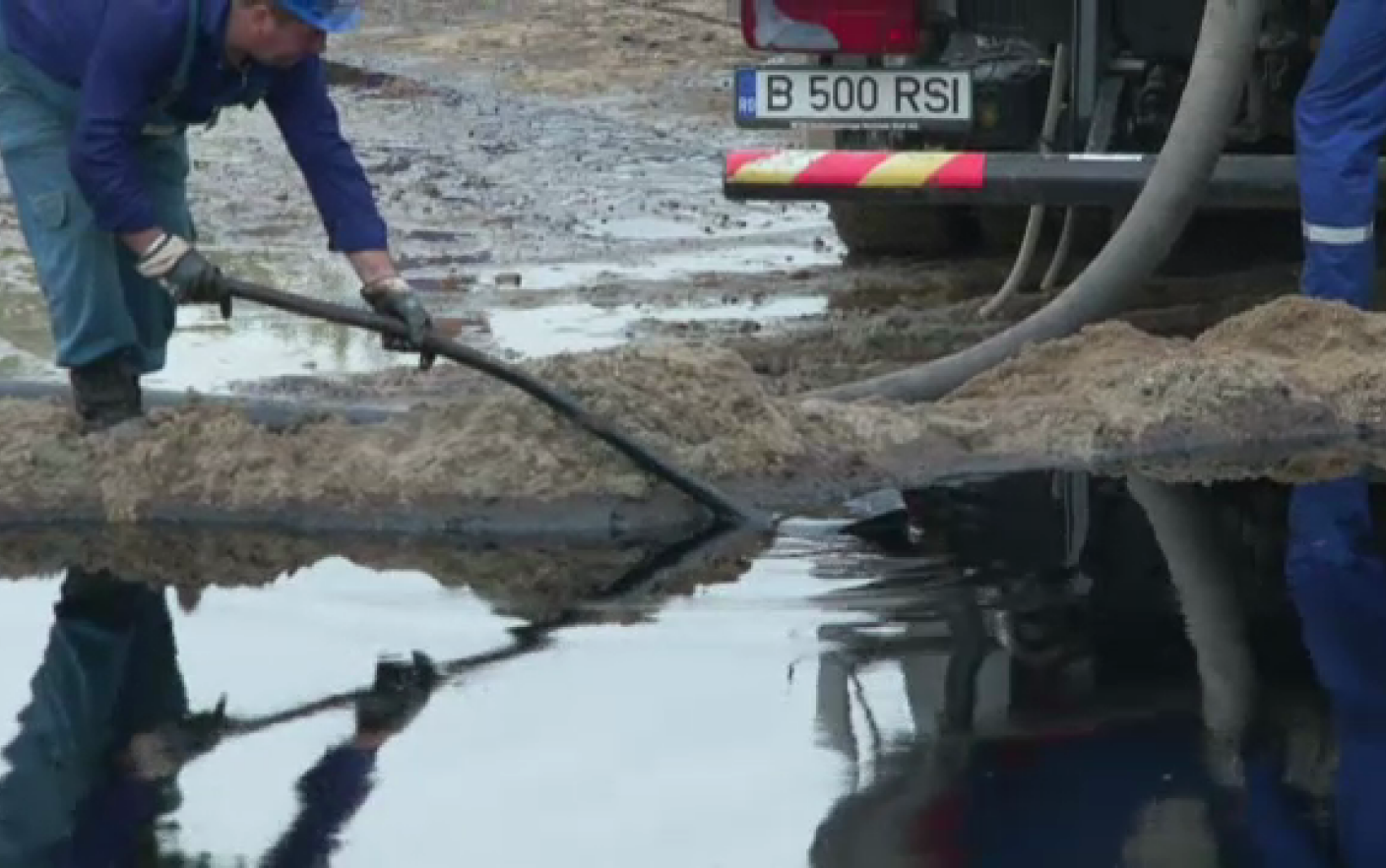 Pata de titei se intinde pe 15 kilometri. Garda de Mediu a amendat OMV ...