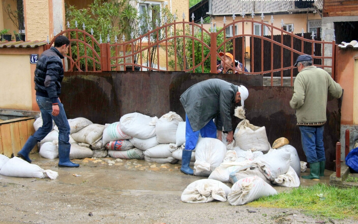 S-a intamplat in Romania. Nisipul adus pe malul unui rau pentru ...