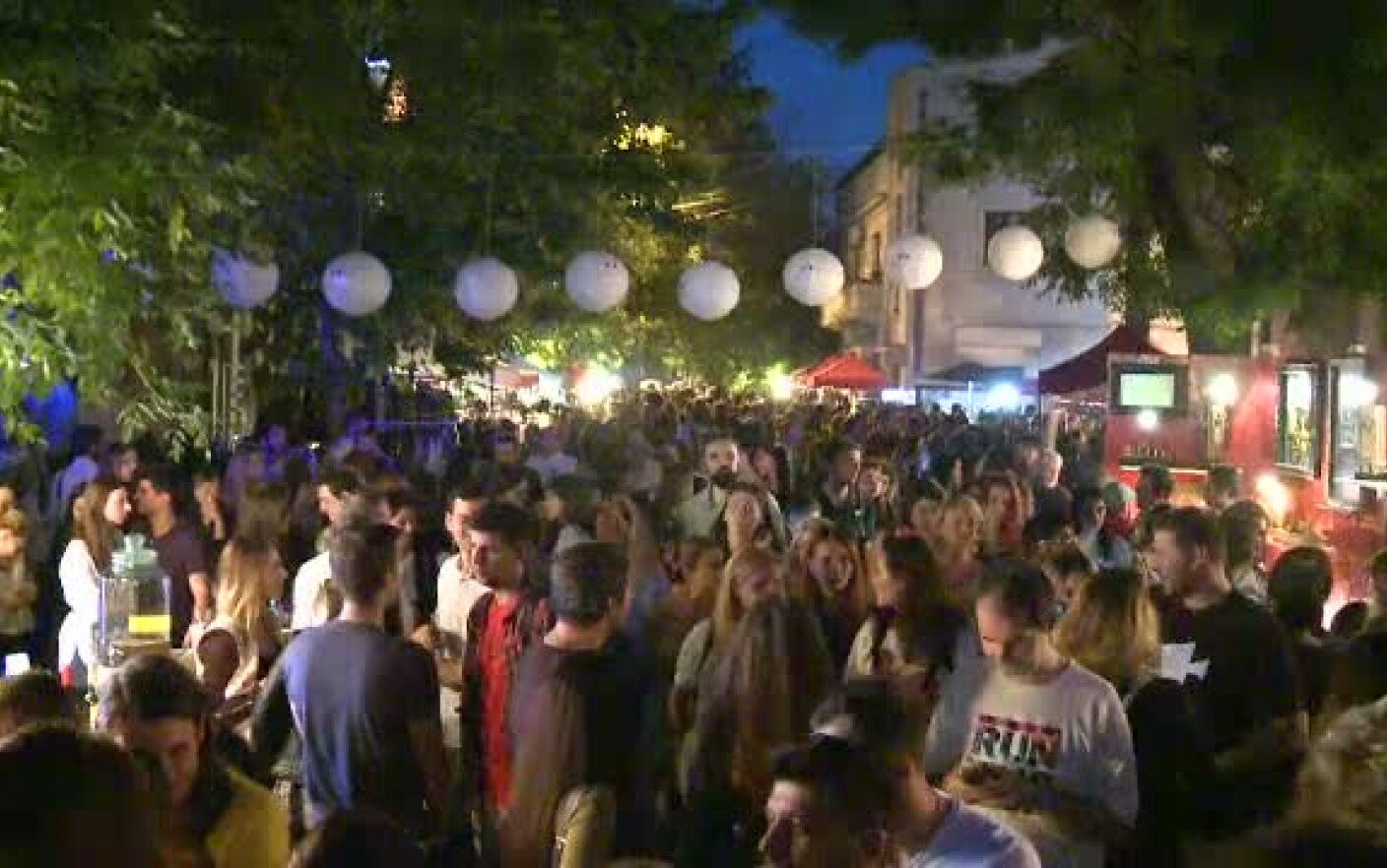 Strada Matasari a fost cel mai viu loc din Capitala. Miile de culori au ...