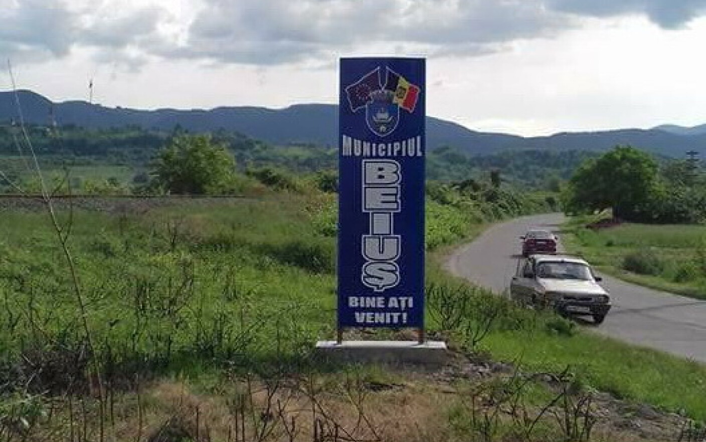 Muncitorii care au montat indicatoare de intrare si iesire din Beius s ...