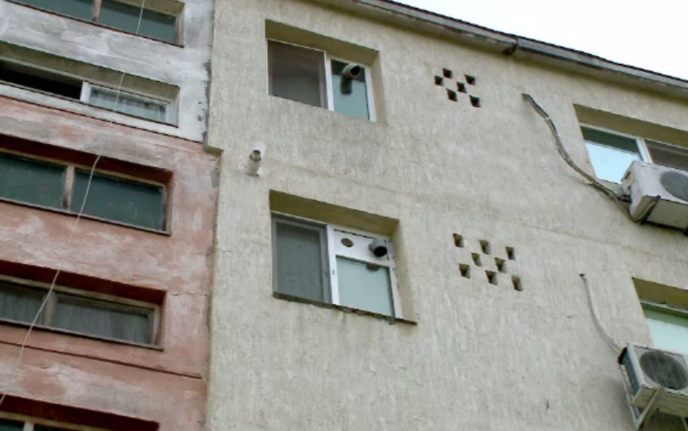 Supraviețuire miraculoasă pentru un copil de doi ani care a căzut în gol de la etajul 4 ...