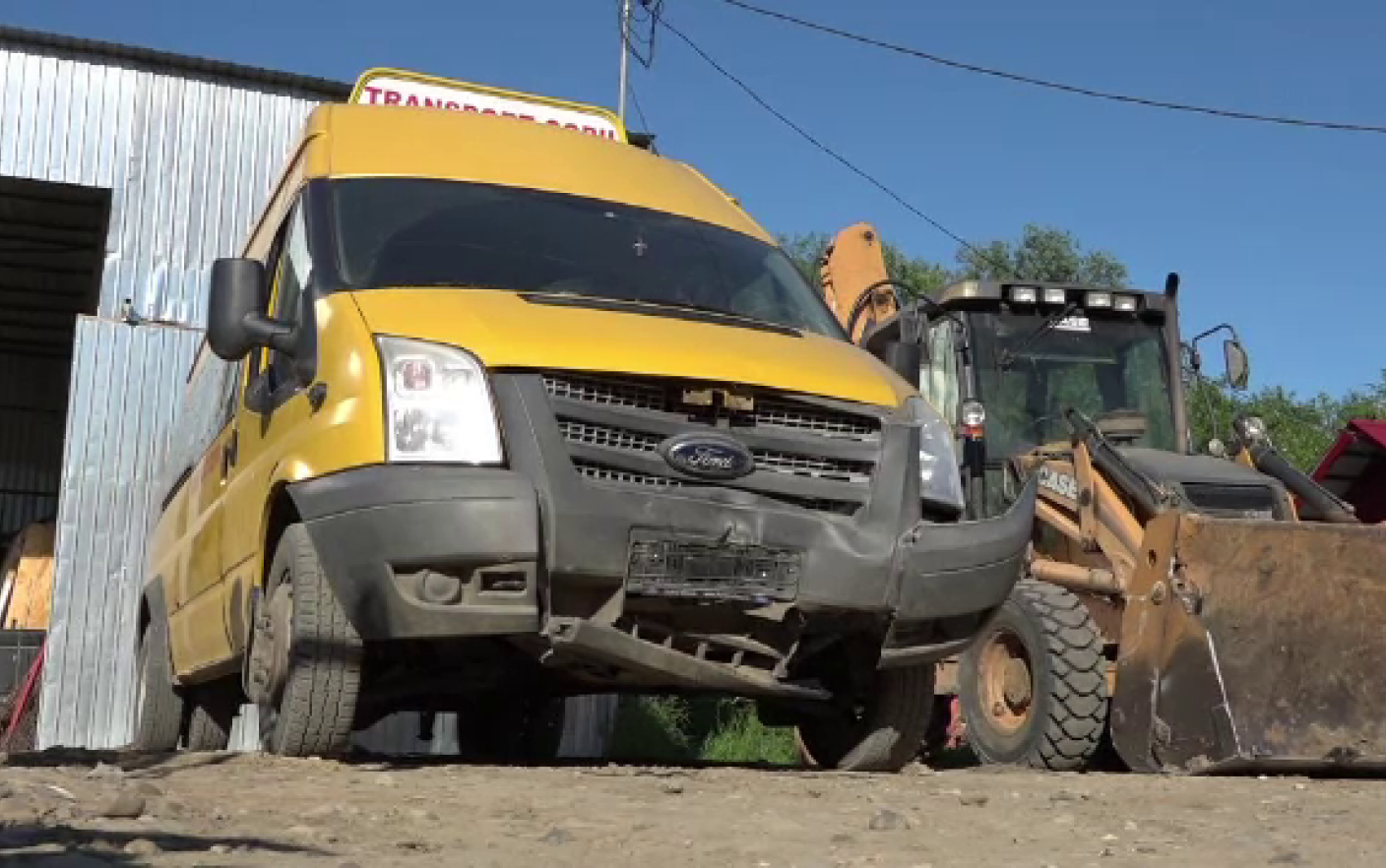 Microbuz școlar din Vaslui, care transporta opt elevi, izbit de mașina ...