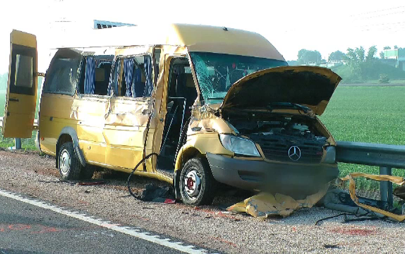 Accident grav în Ungaria. Un microbuz românesc s-a lovit frontal cu un ...