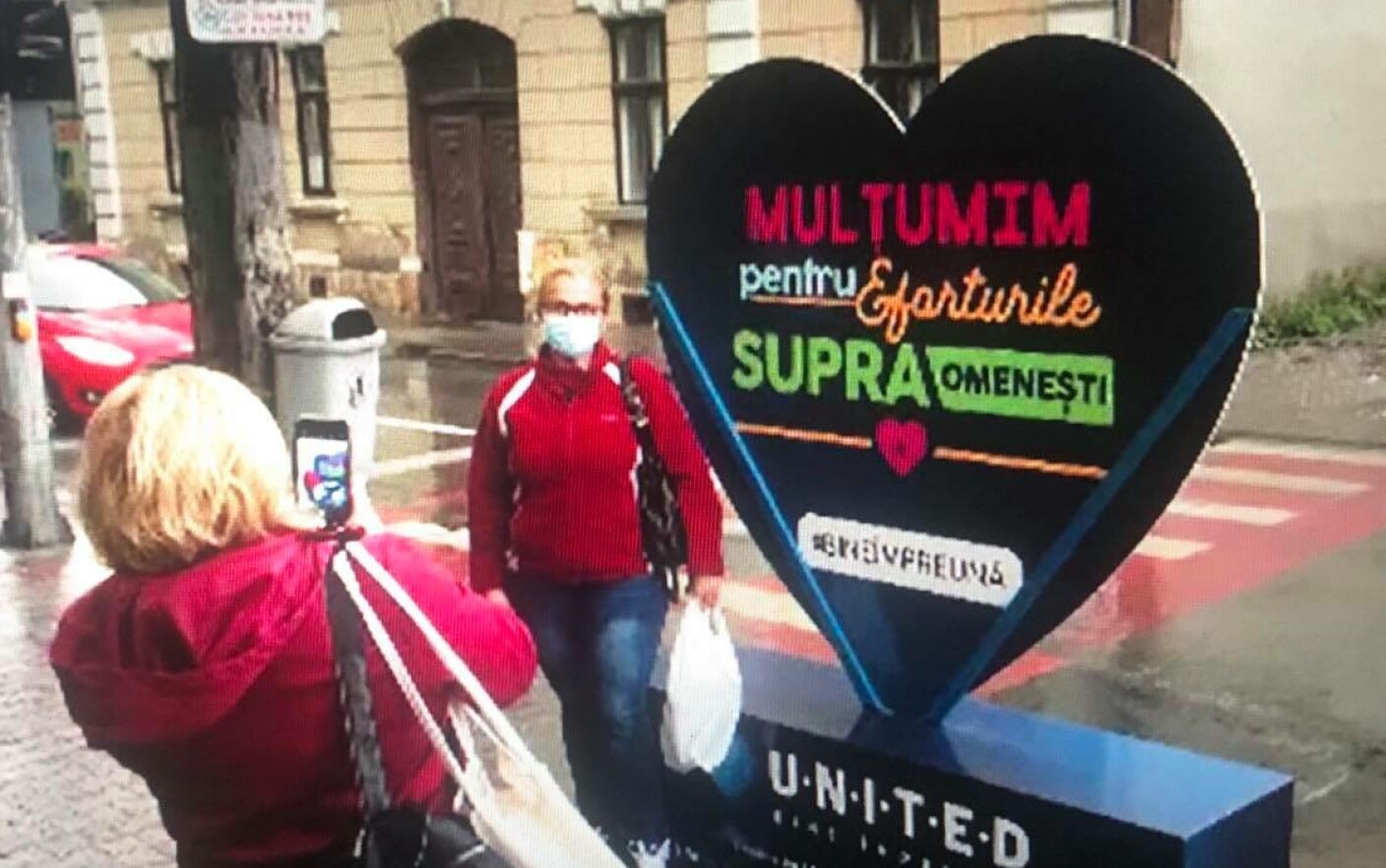 Inimi imense, cu mesaje emoționante, amplasate în fața a șapte spitale ...