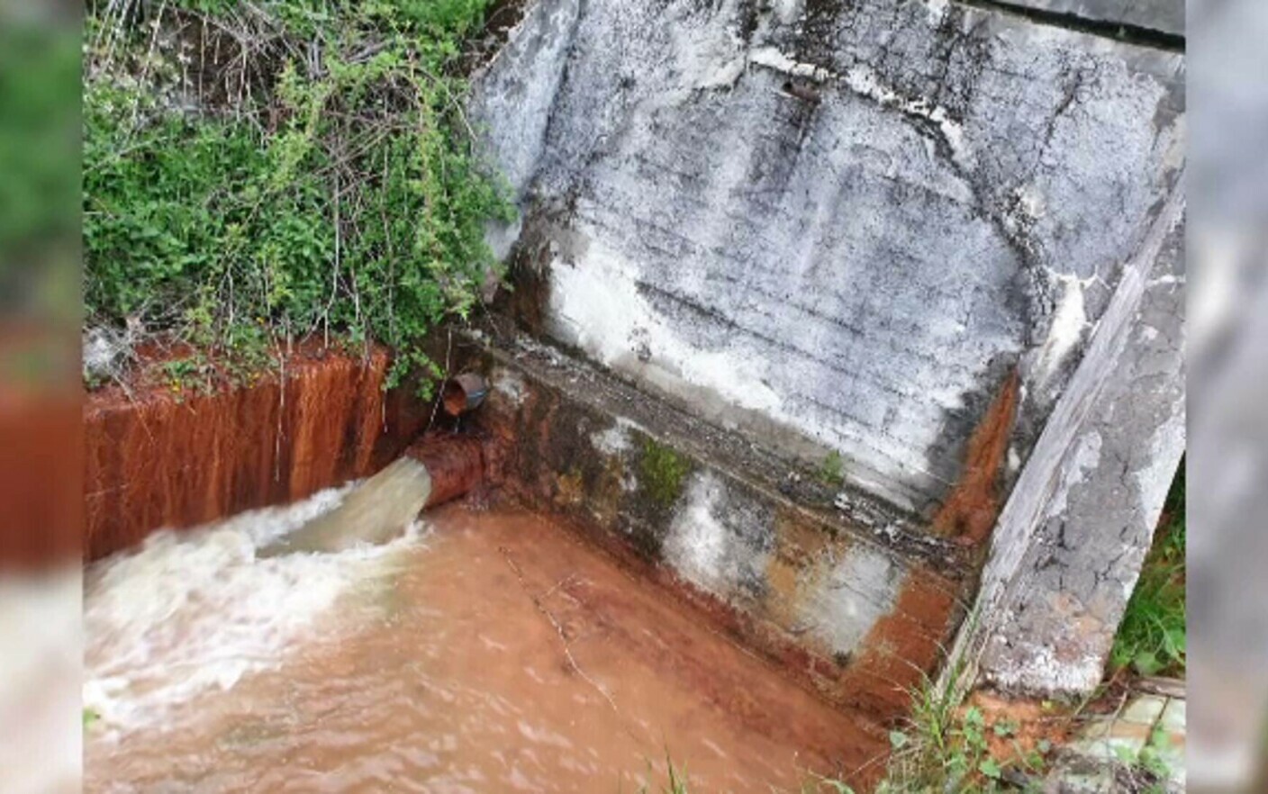 De ce s-au colorat apele râului Bistrița în cărămiziu. „După aspect, ar ...