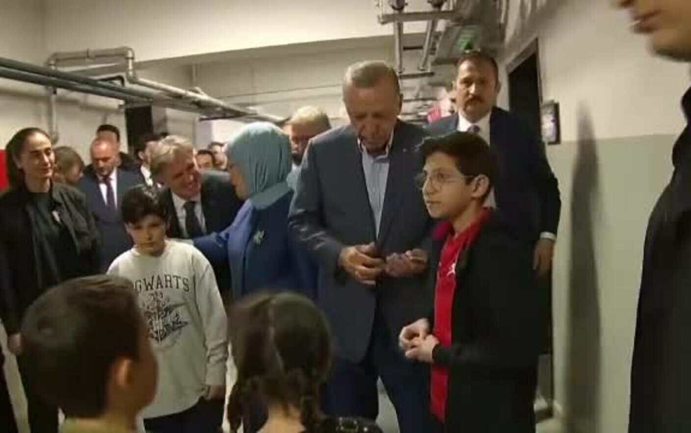 Erdogan a scos un teanc de bani și a împărțit bancnote copiilor ...
