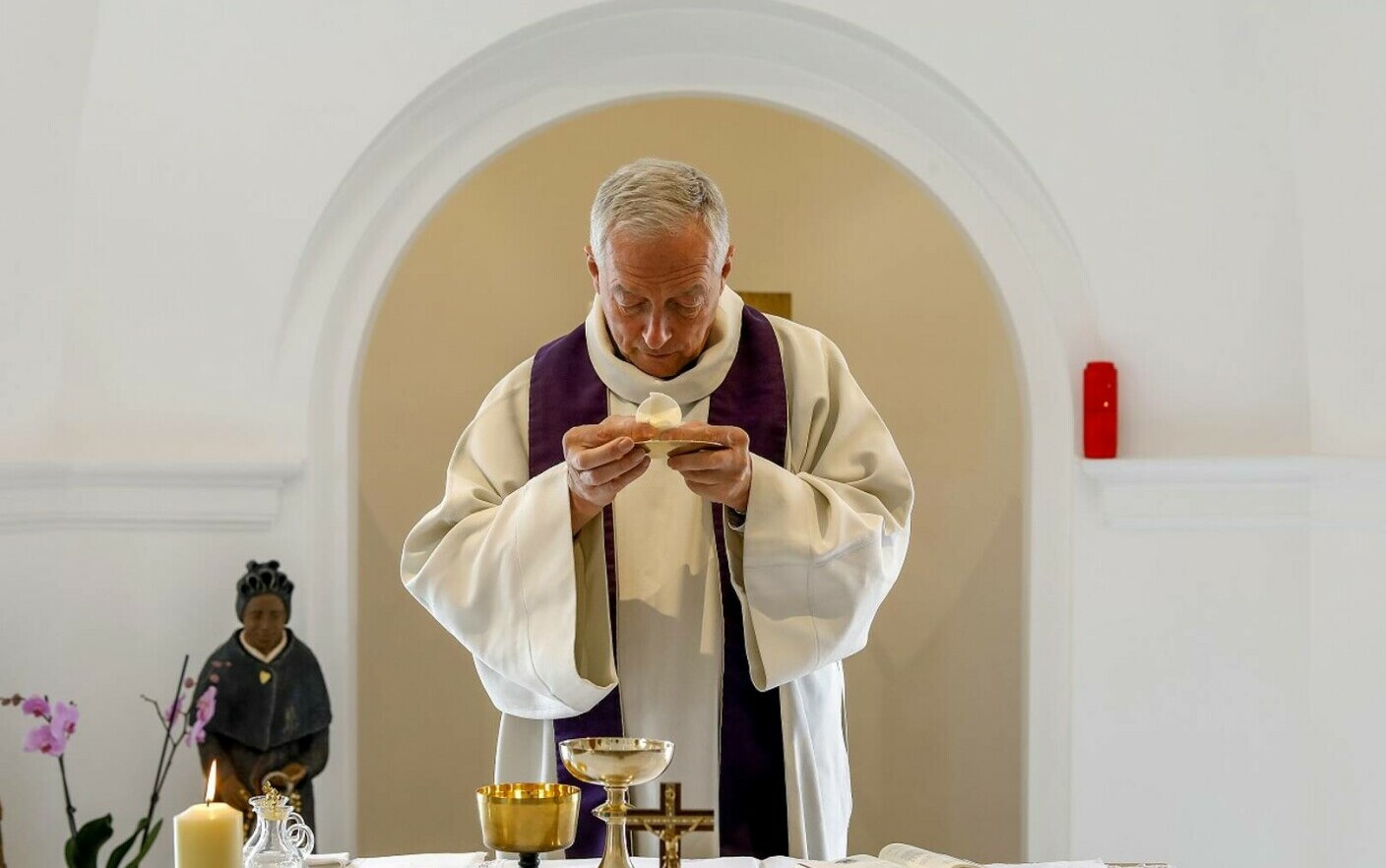 Preoții catolici din Franța vor fi obligați să aibă asupra lor un act ...