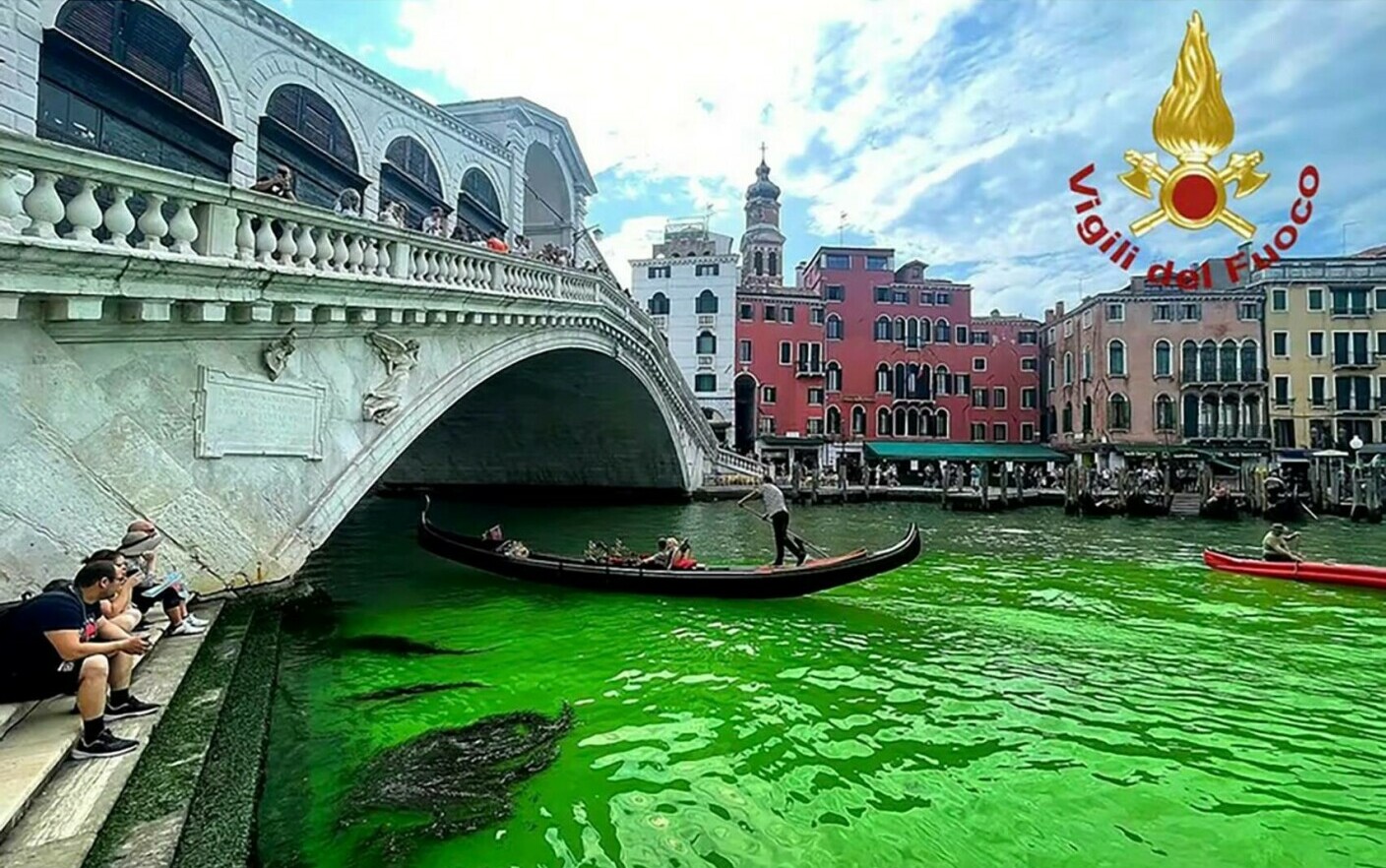 De ce apa din Canal Grande din Veneția s-a colorat în verde fluorescent ...