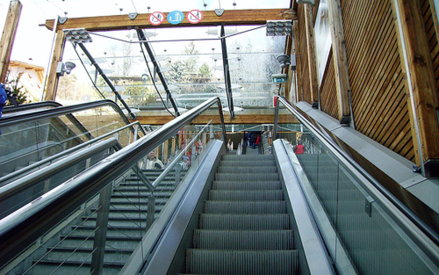 Norocul a fost de partea lui. A cazut de la 6 metri de pe o scara ...