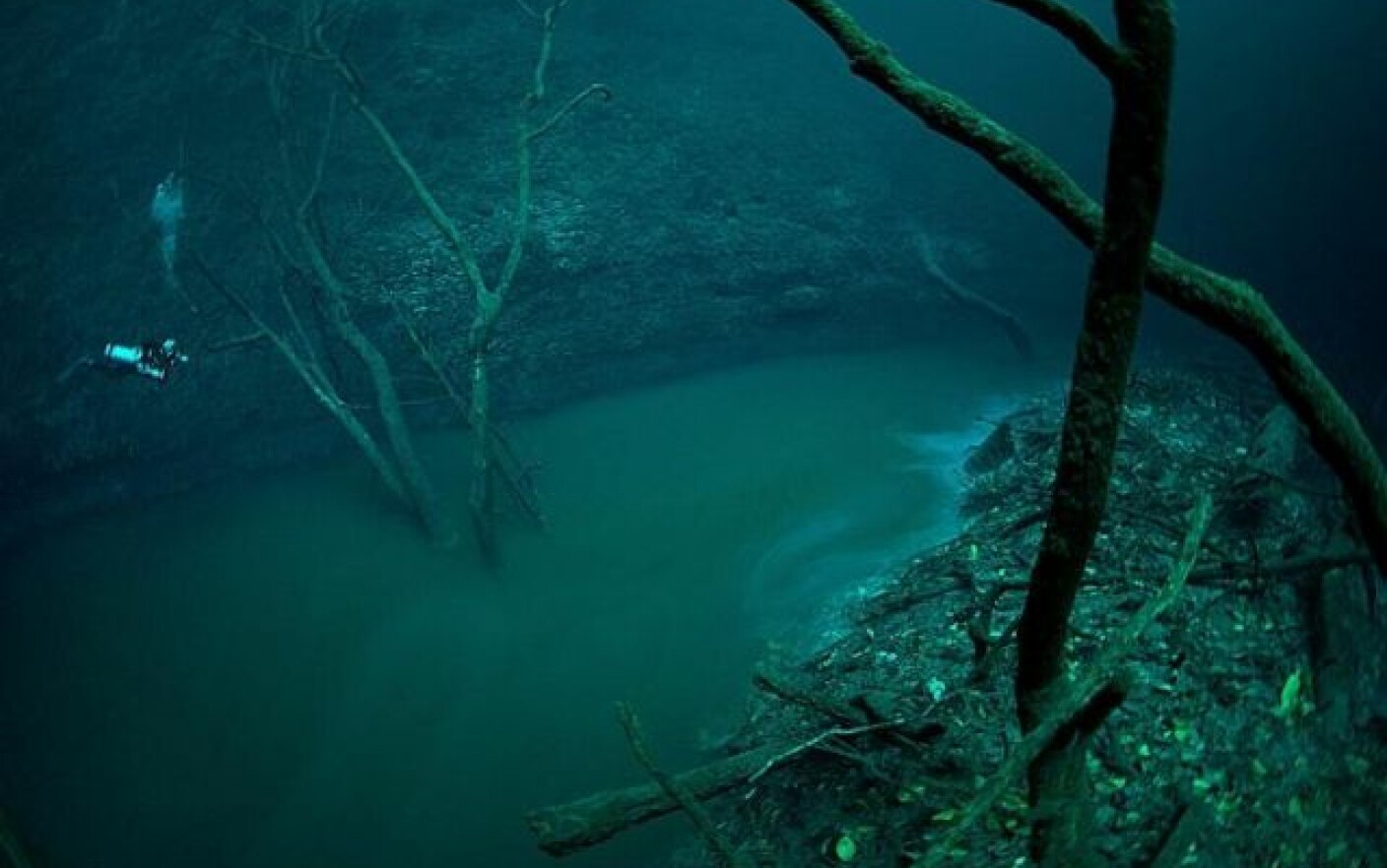 IMAGINI INCREDIBILE! Un rau curge... prin apa! Iluzie optica ...