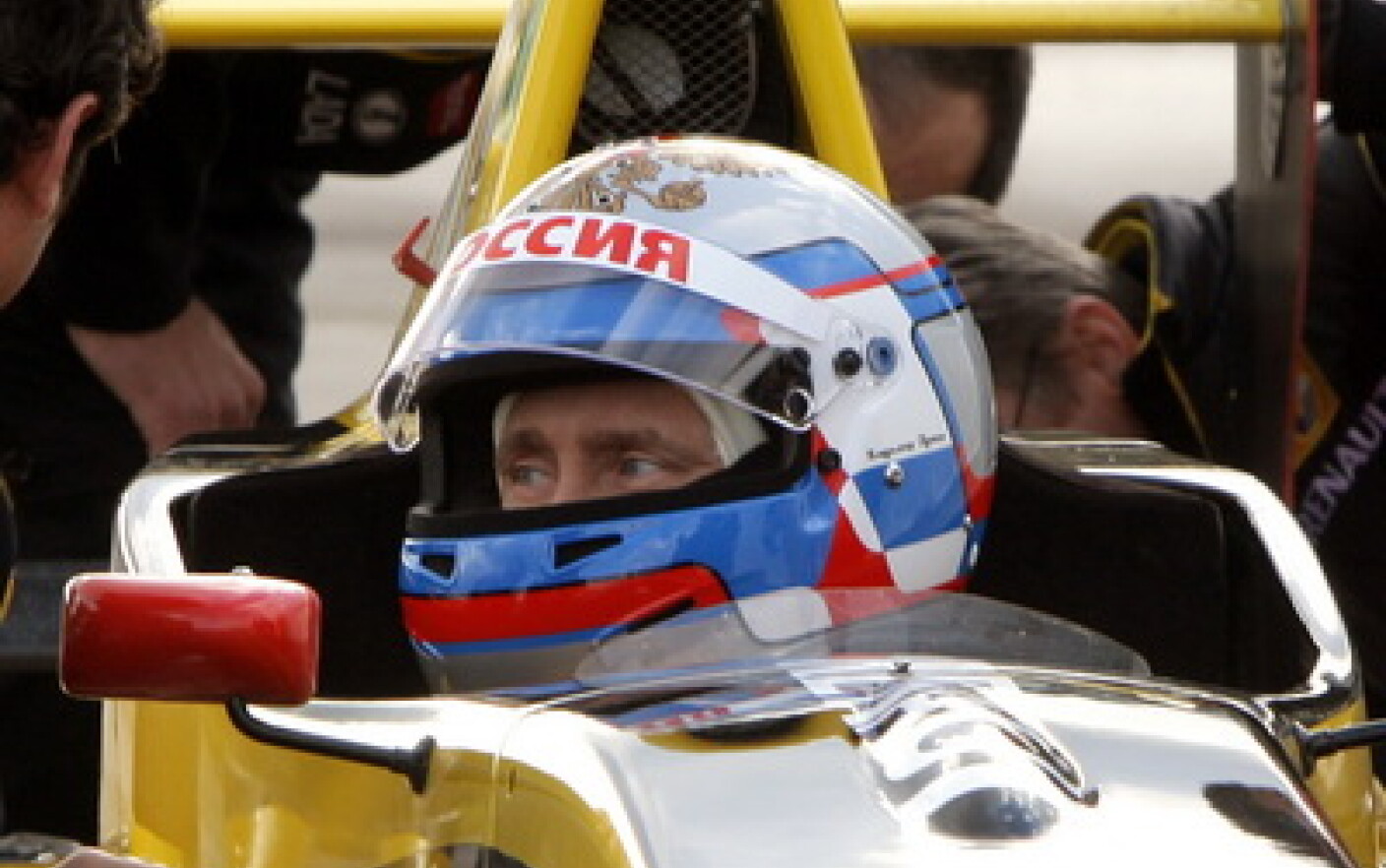 Pilotul Vladimir Putin a condus o masina de Formula 1 cu 240 km/h ...