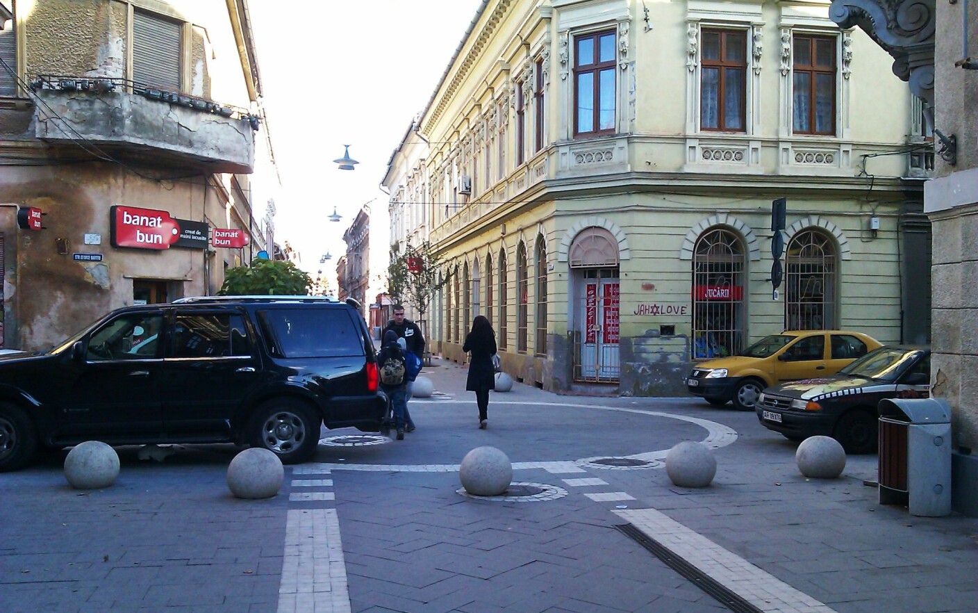 Singura strada pietonala din Arad, animata doar de masini. Evenimentele ...