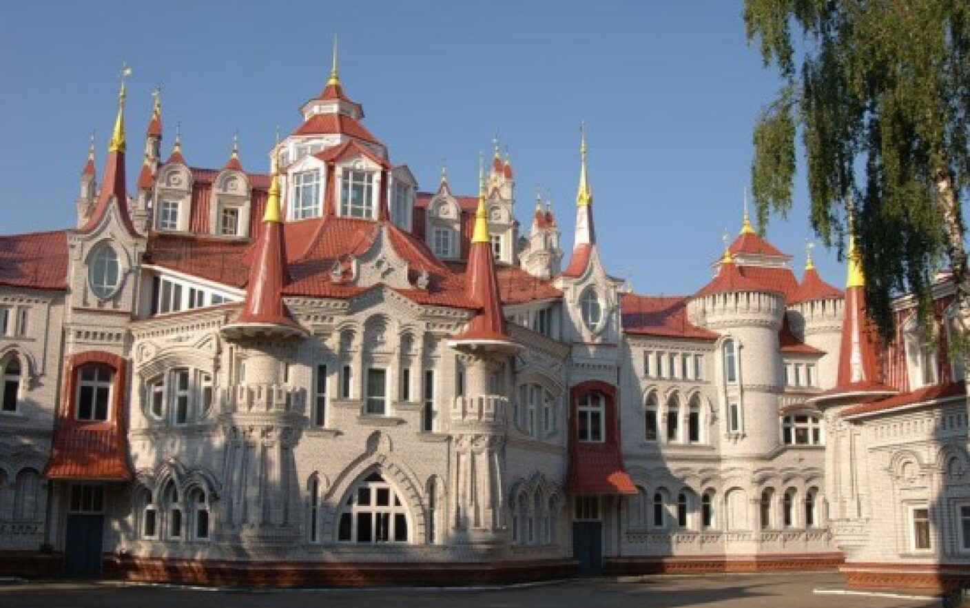 Scoala din Rusia care arata ca rupta dintr-o poveste pentru copii. Cum ...