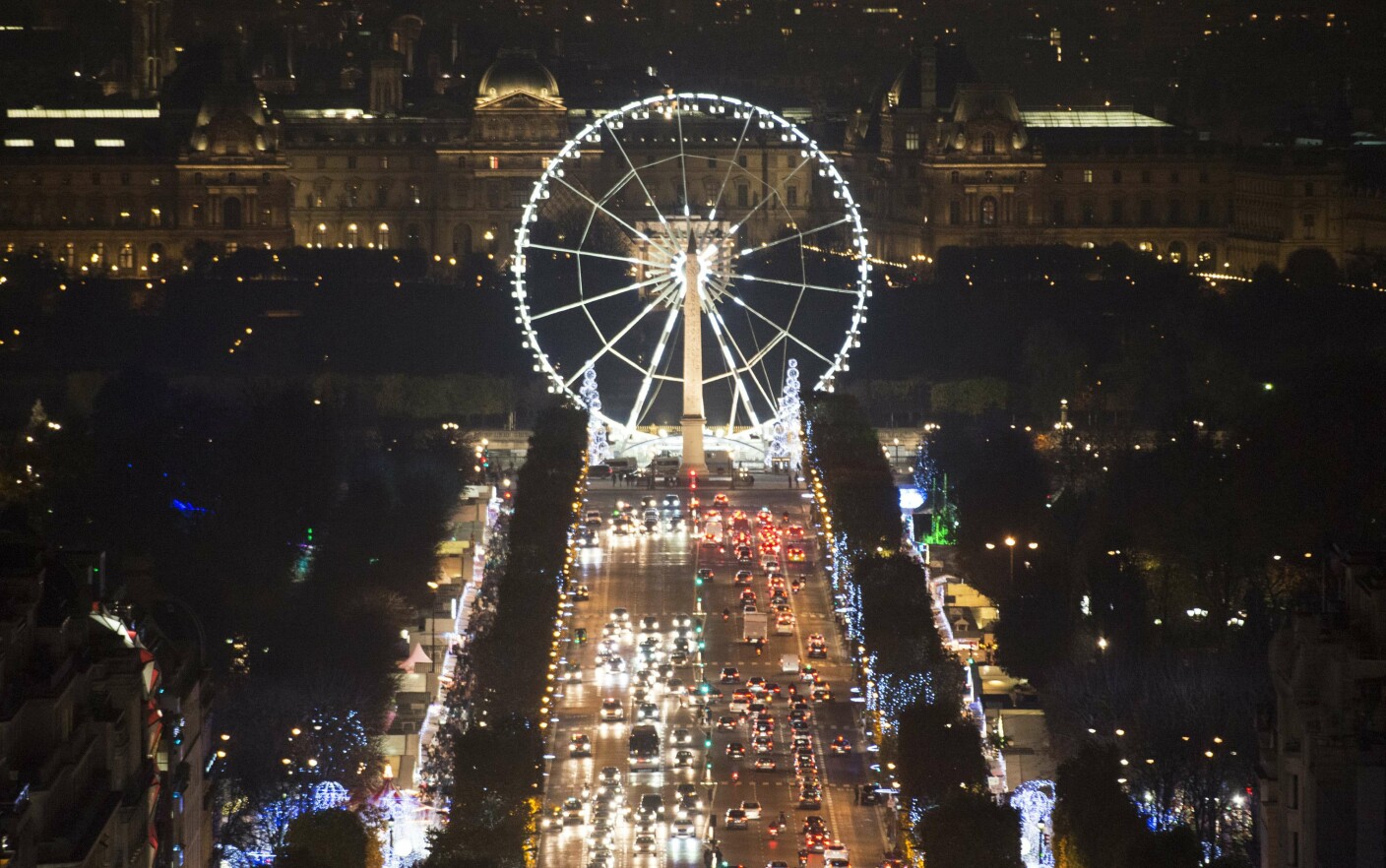 Parisul a imbracat joi seara hainele de sarbatori. Cum s-a transformat ...