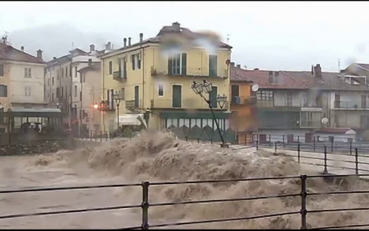 Nordul Italiei este maturat de inundatii. Imagini dramatice cu prapadul ...
