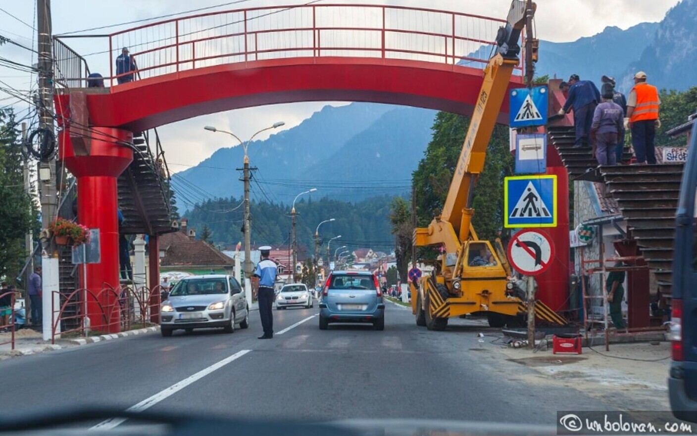 Pasarelele pietonale de pe DN1 vor fi modernizate. Cum vor arăta ...