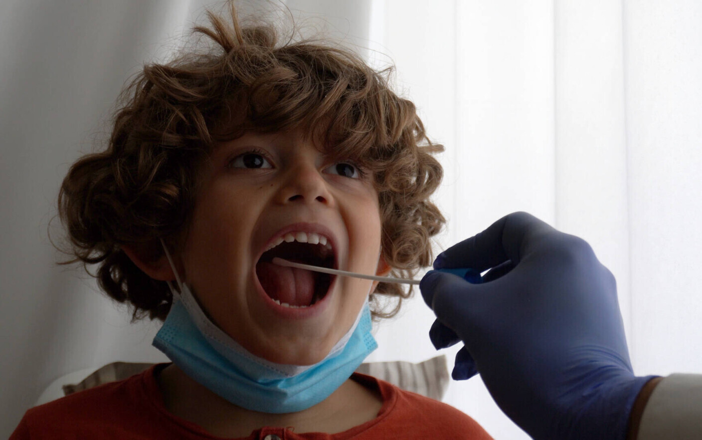 Formularul pe care să îl completeze părinții ai căror copii sunt ...