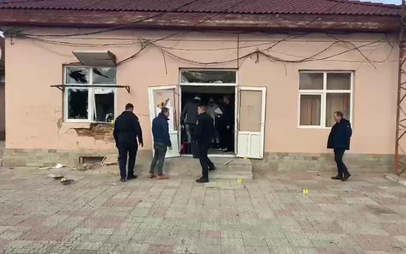 Hoții care au aruncat în aer bancomatul din Constanța și-au pregătit în ...