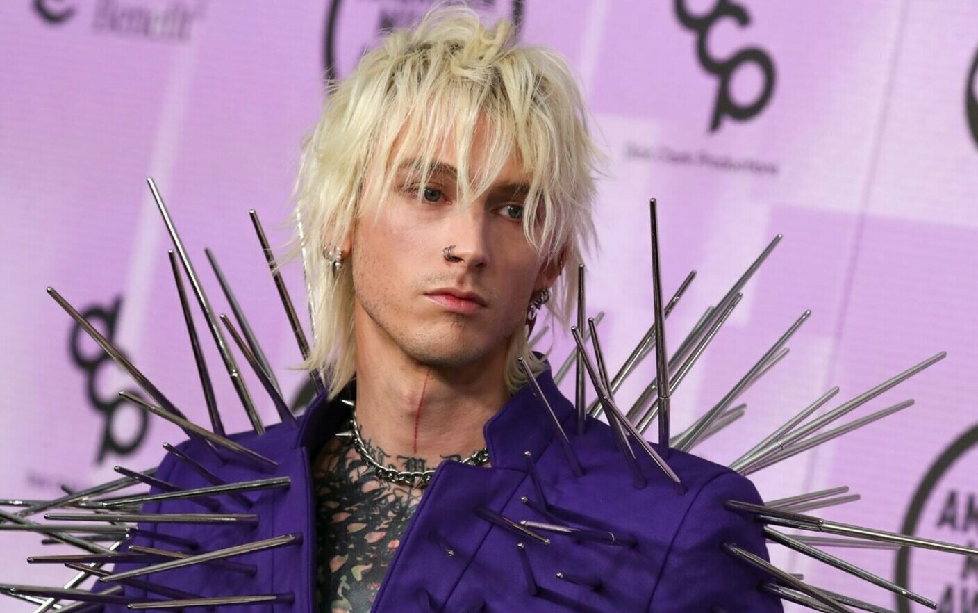 Apariția inedită a iubitului lui Megan Fox la premiile „AMA”. Detaliile ...