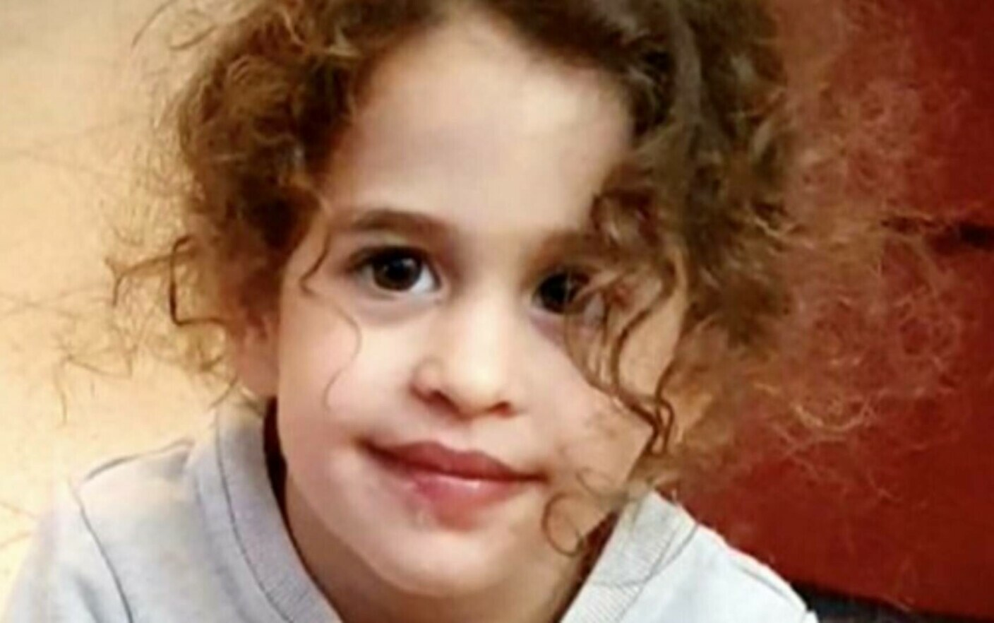 „S-a târât de sub corpul tatălui ei plin de sânge”. Cine este fetița de ...