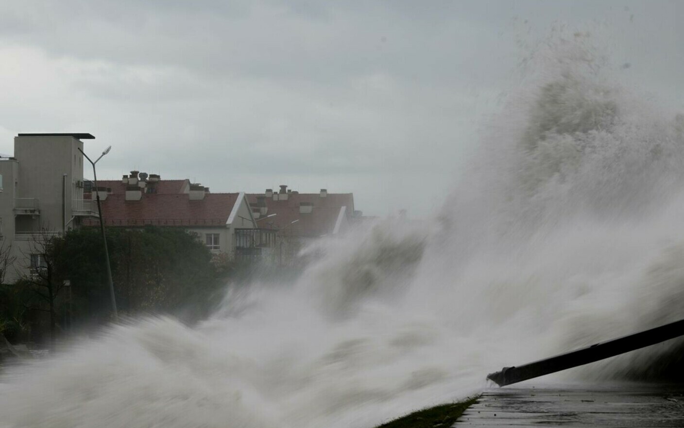 „Furtuna secolului” a făcut cel puțin 13 morţi, după ce a măturat Rusia ...