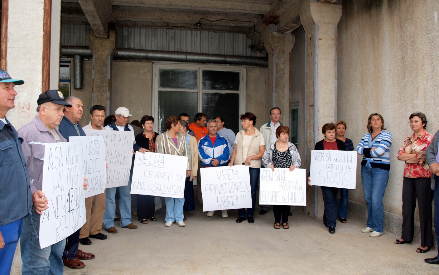 Protest spontan la fabrica de seringi din Arad. Angajatii nu si-au mai ... Protest spontan la fabrica de seringi din Arad. Angajatii nu si-au mai ...