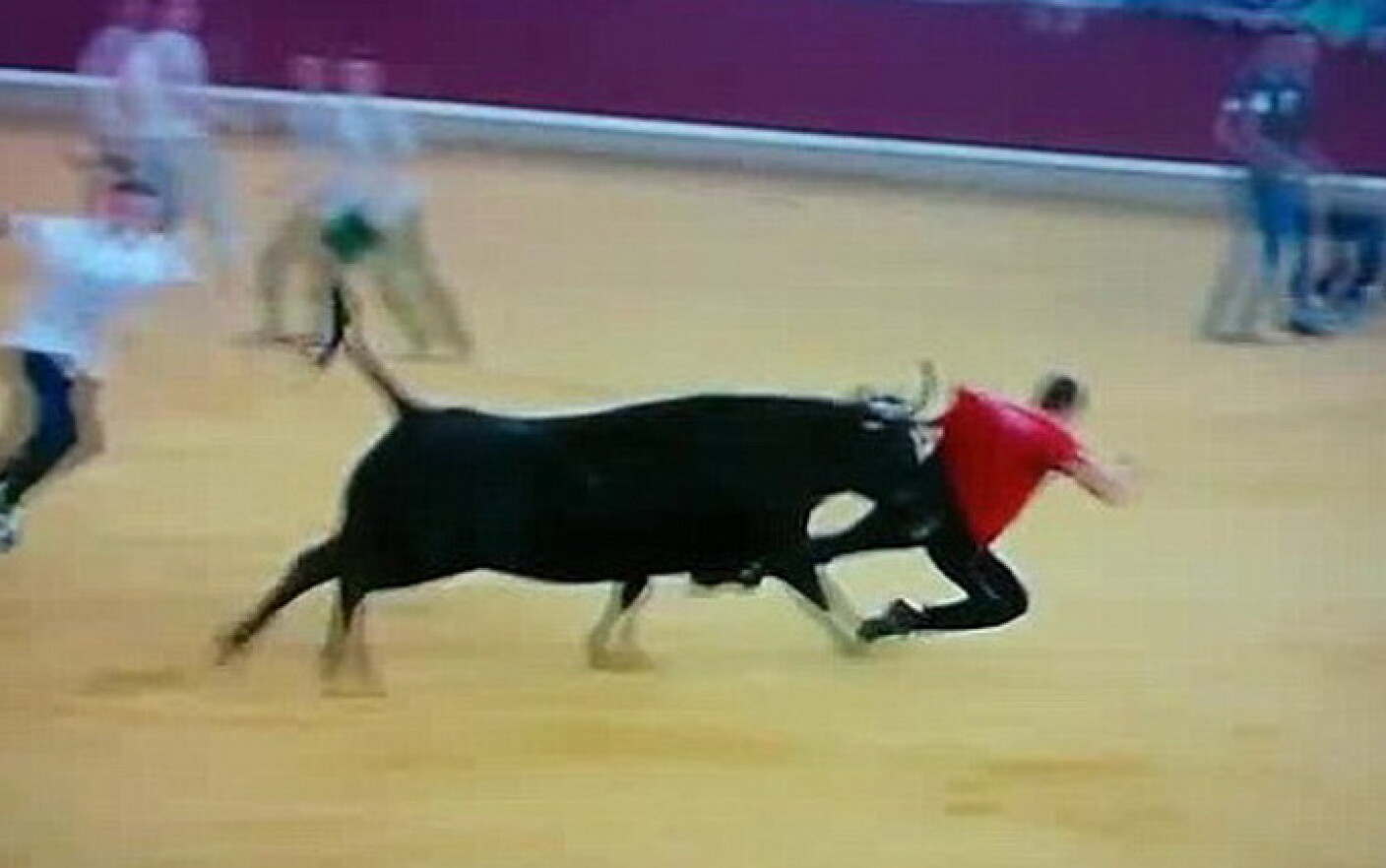 Tanar umilit de un taur furios, in mijlocul spectatorilor. Ce a patit ...