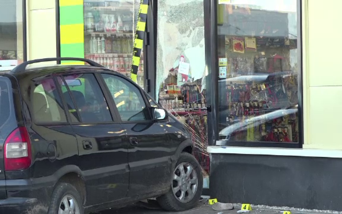 Copil De 10 Ani Lovit De O Mașină Scăpată De Sub Control Băiatul Se Afla Pe Trotuar