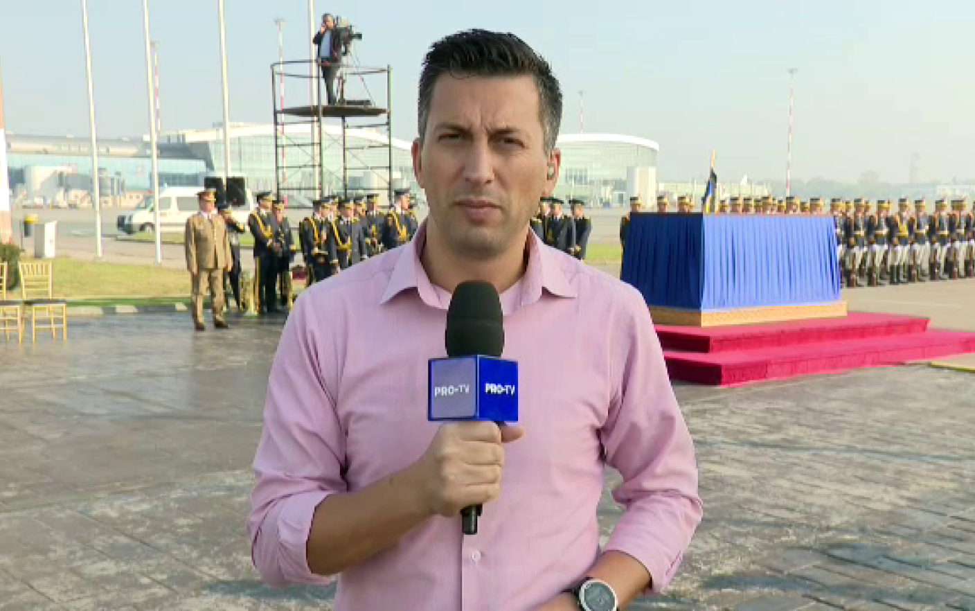 Corespondenţă specială Cosmin Stan. Moment istoric: Regina-mamă s-a ...