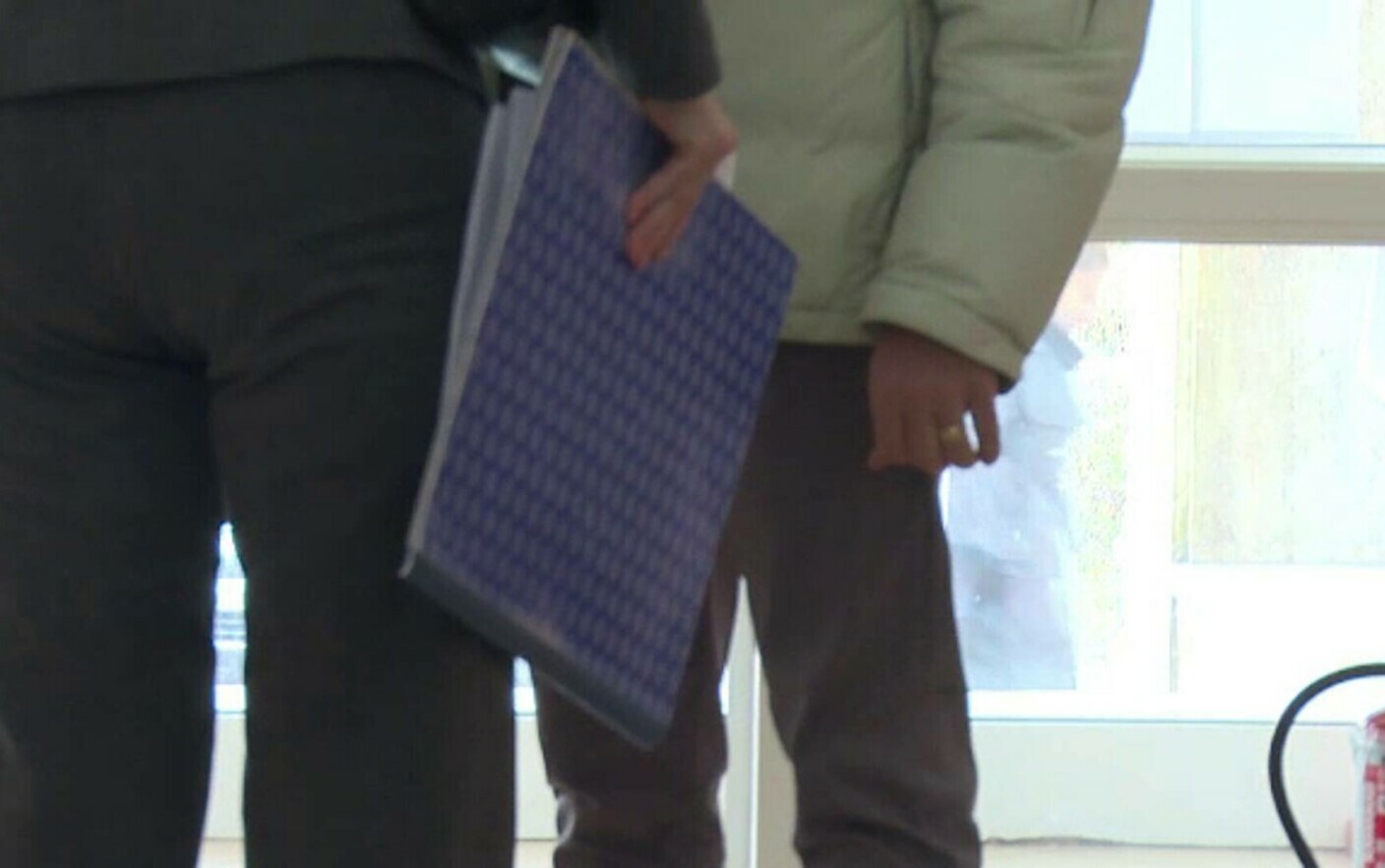 Momentul în care un copil este lovit de un profesor chiar în holul ...