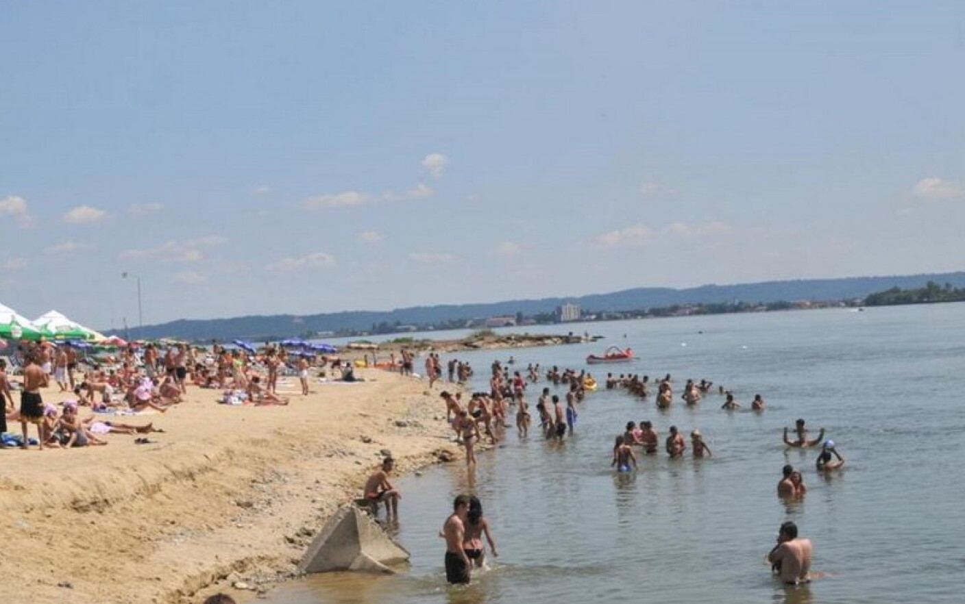 Plaja artificiala de lux la malul Dunarii, la Drobeta Turnu Severin ...