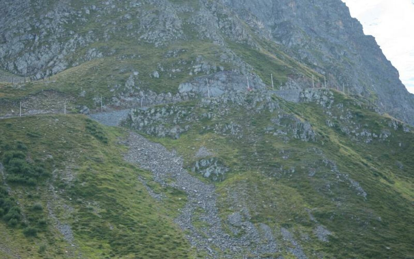 Fara permis, a urcat la volan si a cazut cu masina in prapastie ...