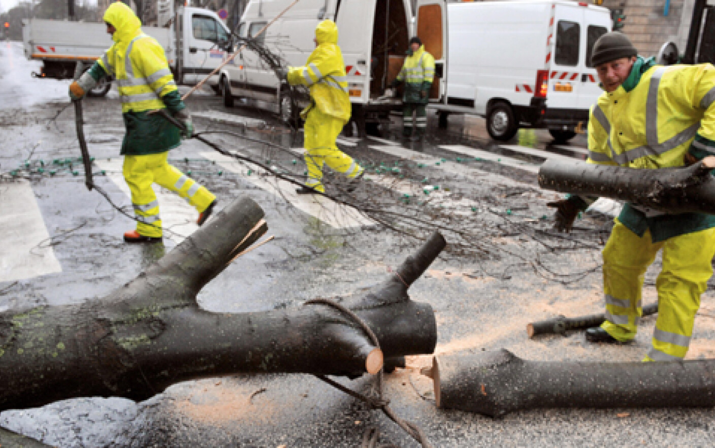 Furtuna puternica in Spania! Vantul i-a luat pe sus pe trecatori ...