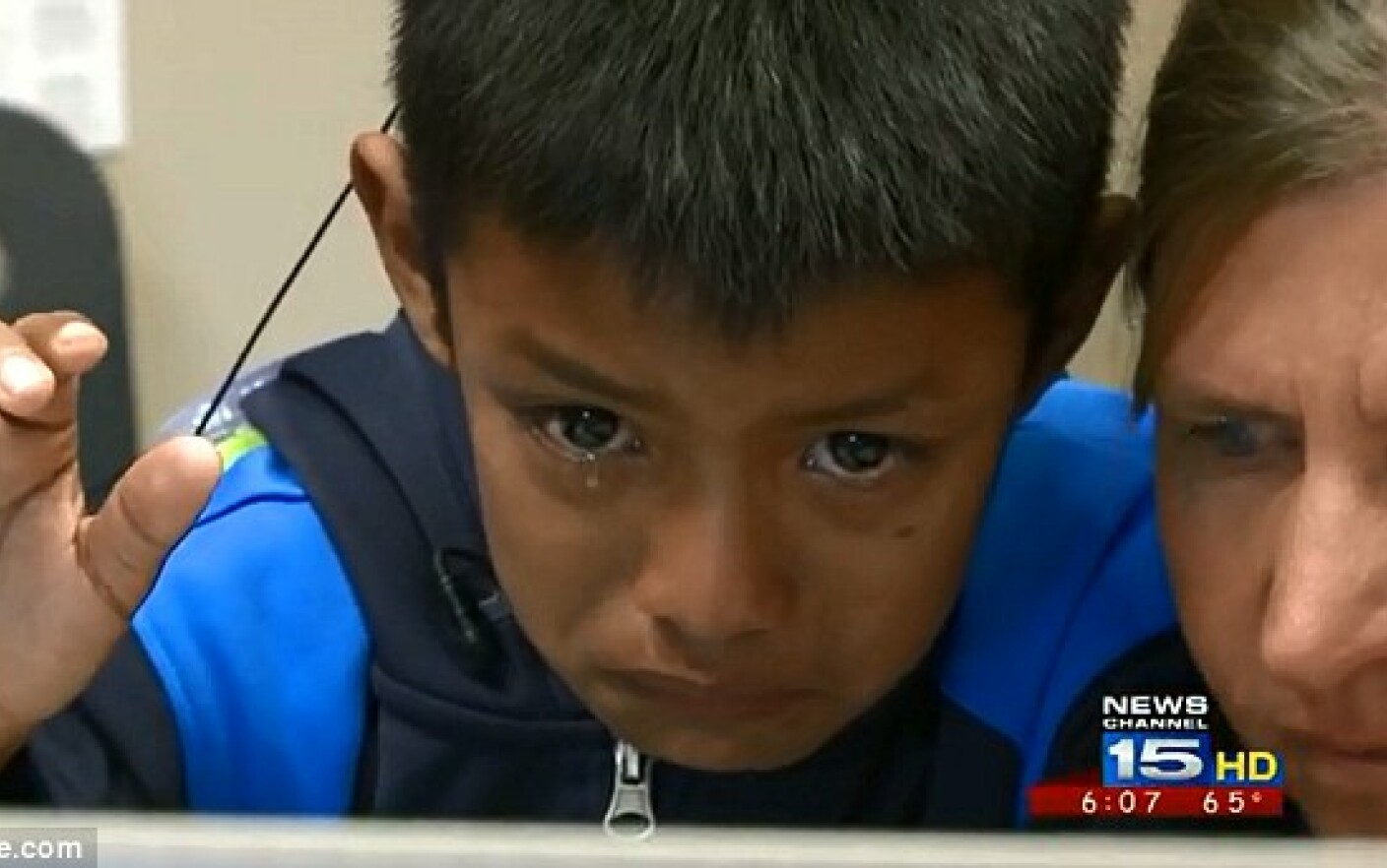 Reactia acestui copil de 7 ani in momentul in care aude pentru prima ...