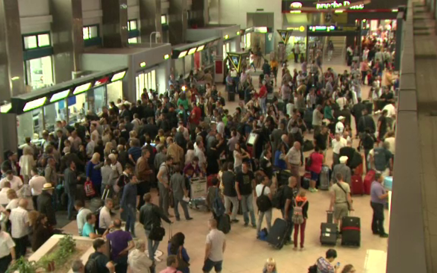 900 de pasageri afectati dupa a doua zi de greva de la TAROM. Cum vor ...