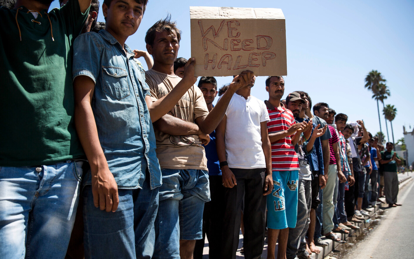 Imaginea tragicomica surprinsa de un fotograf, in Grecia. Imigrantii ...