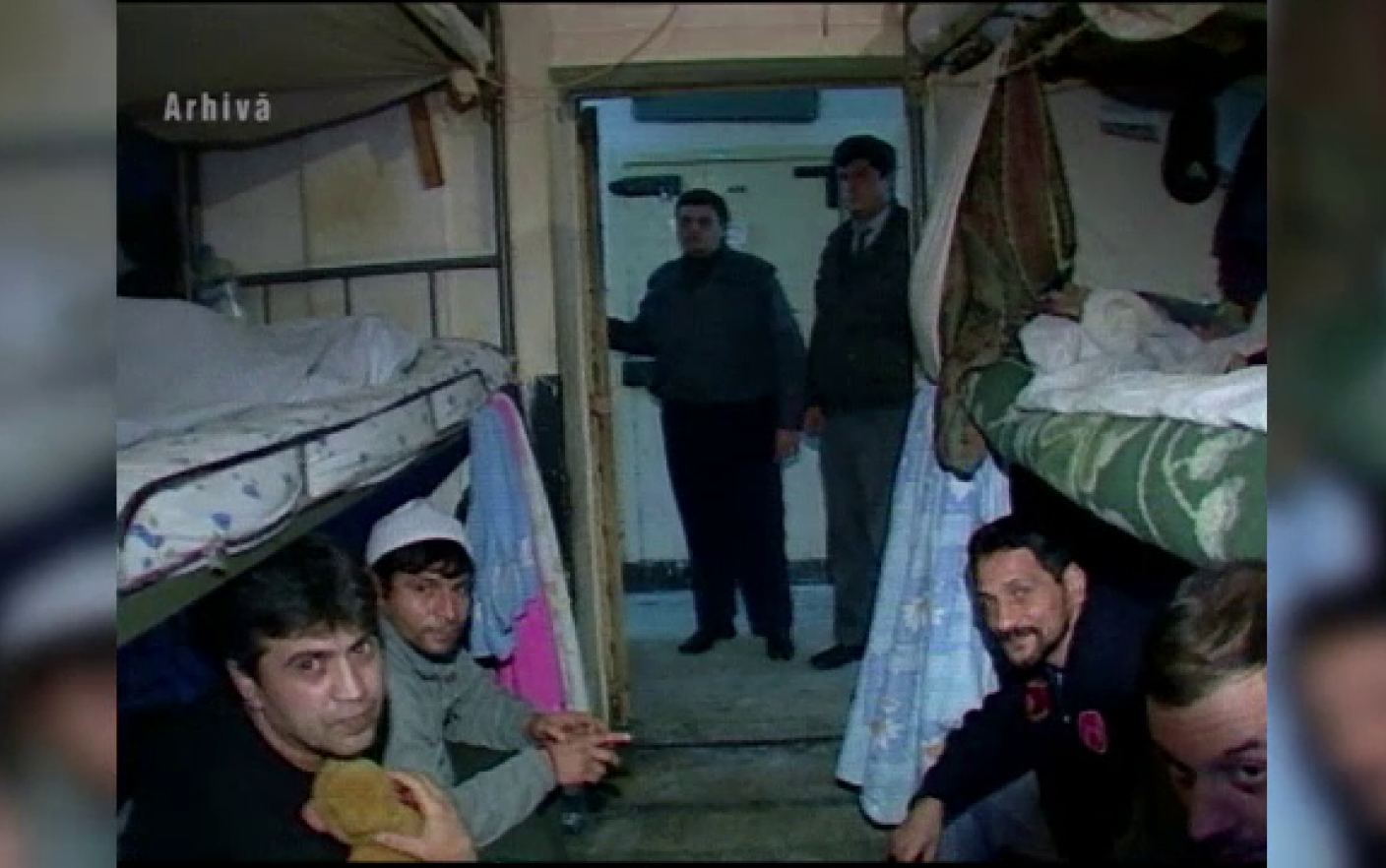 60 de detinuti in celula, intr-o inchisoare din Romania. Autoritatile ...