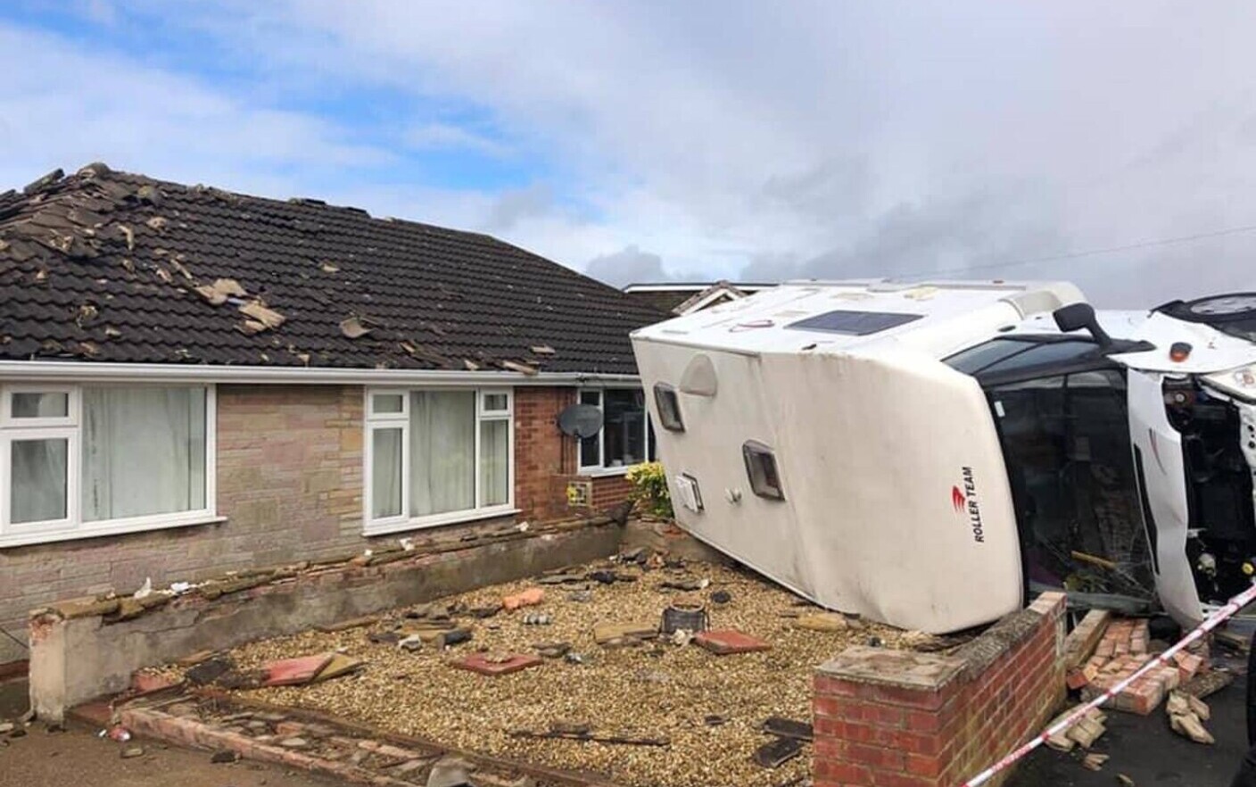 Un fenomen straniu a distrus mai multe case și mașini în Anglia. FOTO ...