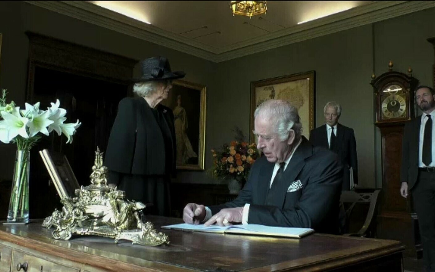 Regele Charles, iritat de un stilou defect la semnarea unor documente ...