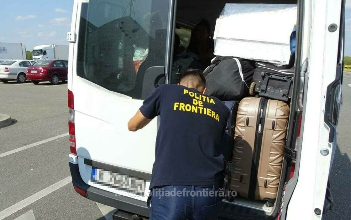 Ce au găsit polițiștii din Dolj printre bagajele unui microbuz care mergea în Germania. Șoferul ...