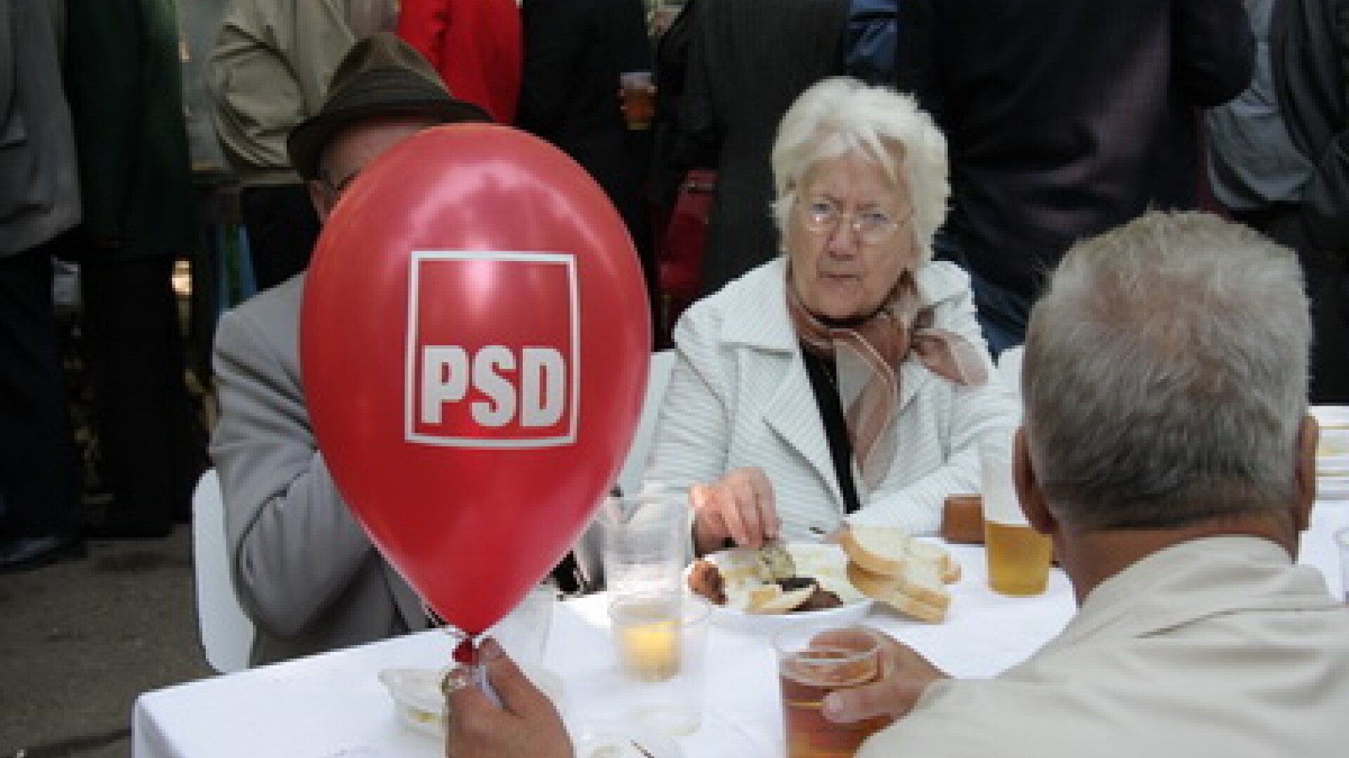 PSD se transforma: fara mici si bere de 1 Mai muncitoresc! - Știrile ProTV