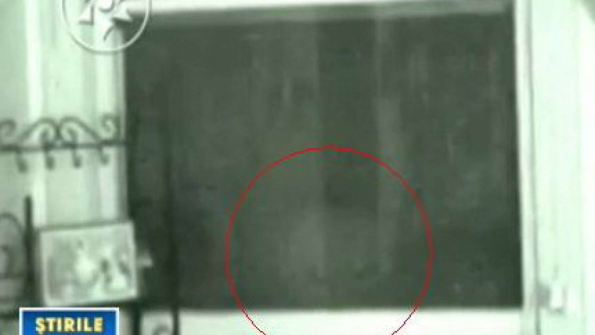 A filmat un EXTRATERESTRU chiar in casa lui! Facatura?! Mai gandeste-te ...